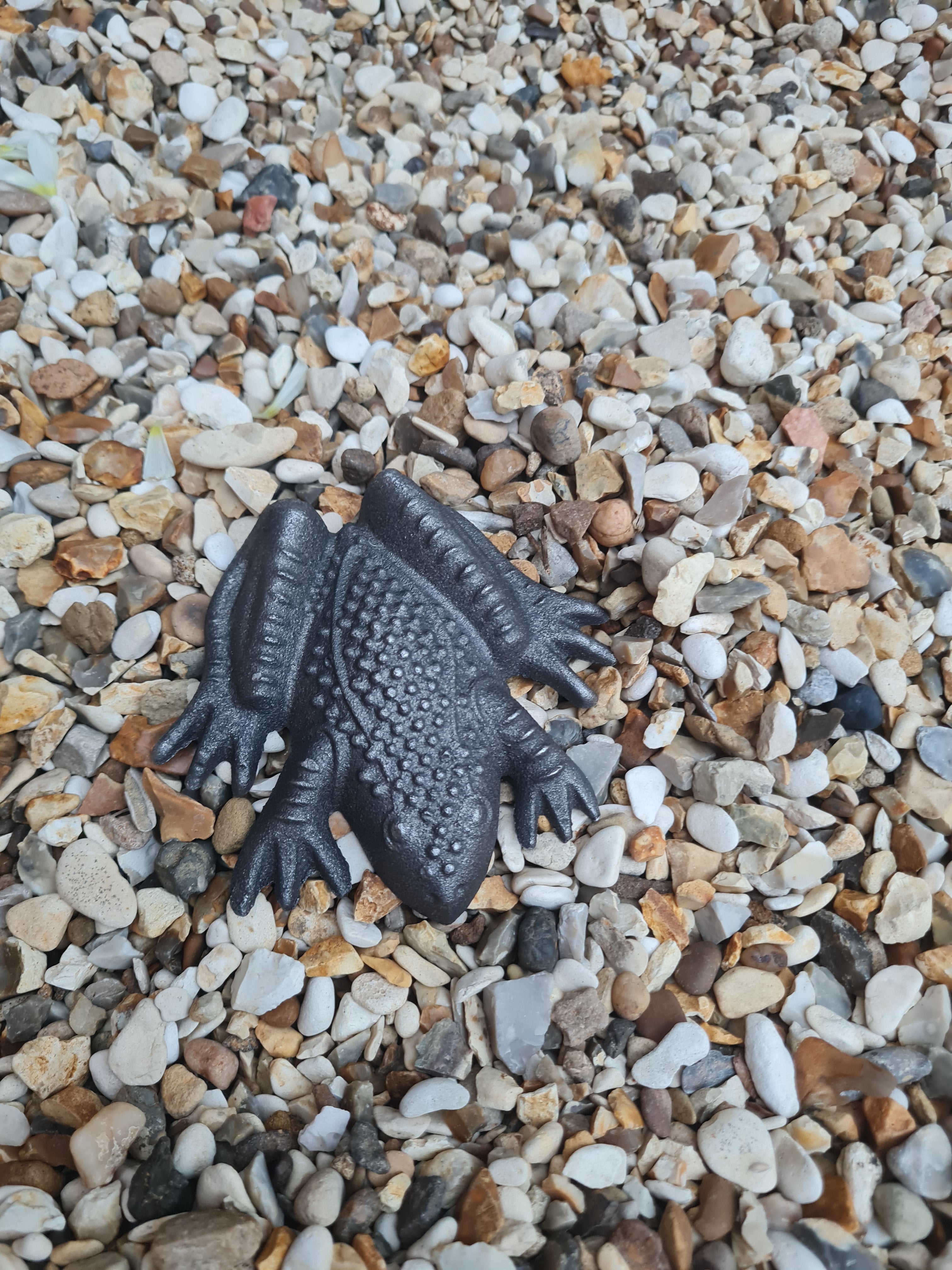 Cast Iron Garden Frog Ornament | Rustic Metal Frog Statue | Outdoor Ga ...